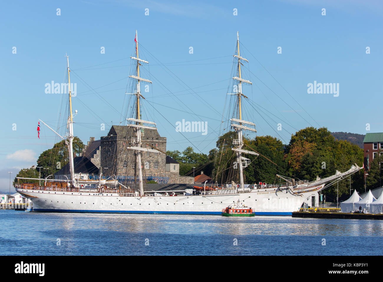 Navy climbing rigging sailor hi-res stock photography and images - Alamy