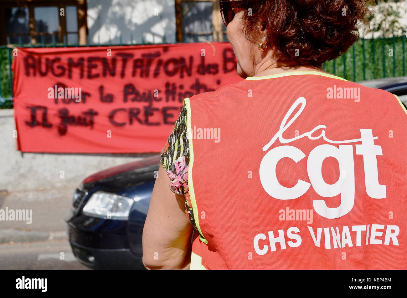 On strike Employees of Psychiatric hospital protest against working ...
