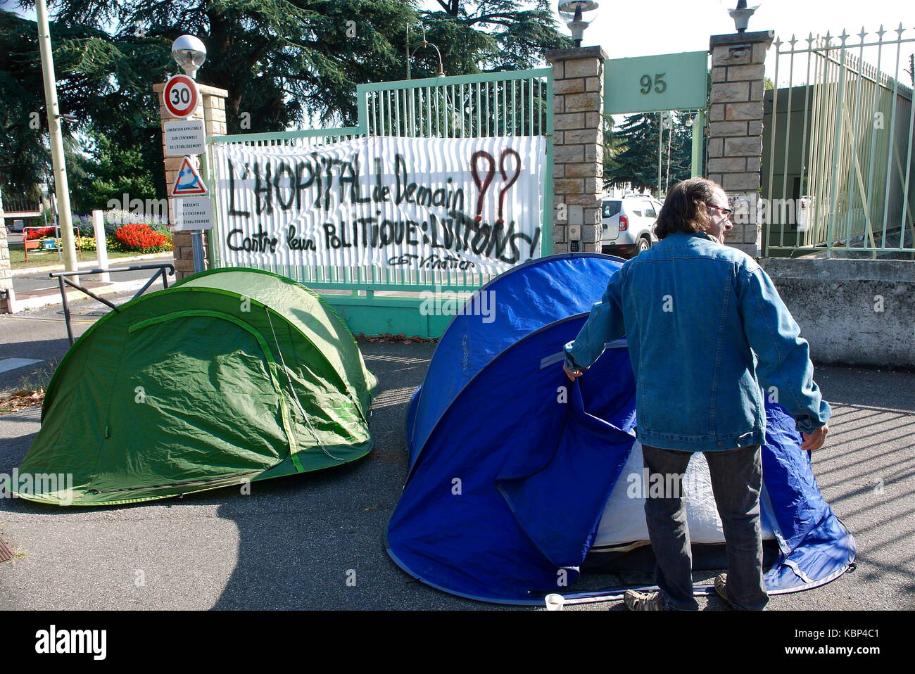 On strike Employees of Psychiatric hospital protest against working ...