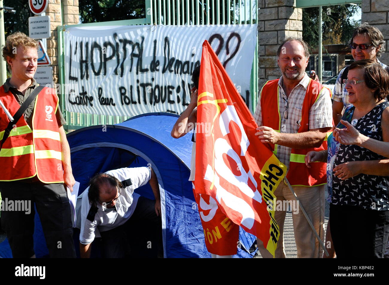 On strike Employees of Psychiatric hospital protest against working ...