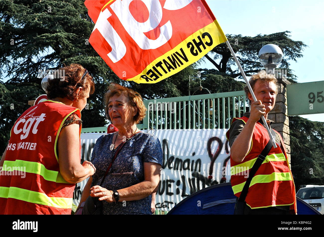 On strike Employees of Psychiatric hospital protest against working ...