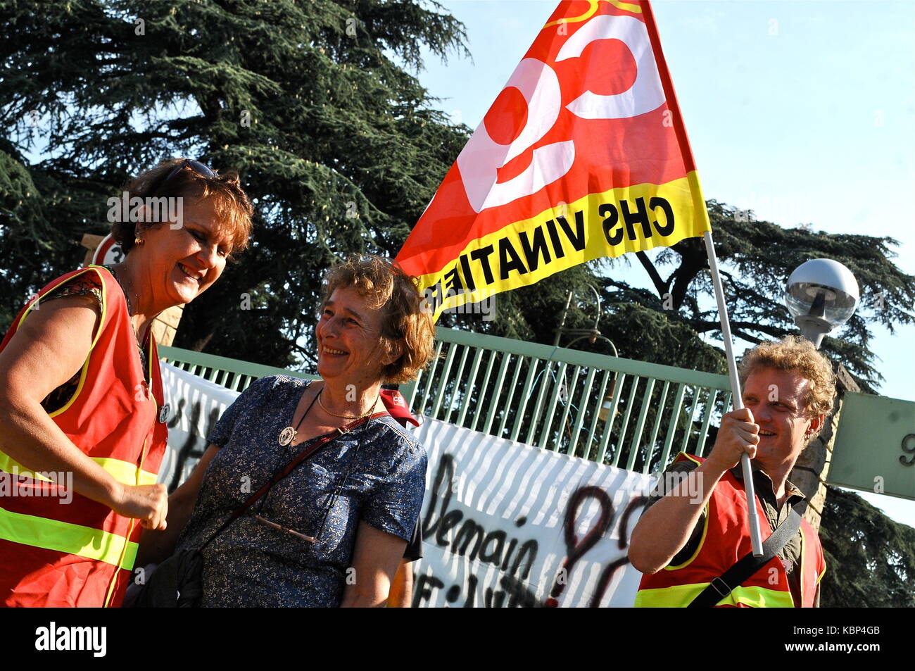 On strike Employees of Psychiatric hospital protest against working ...