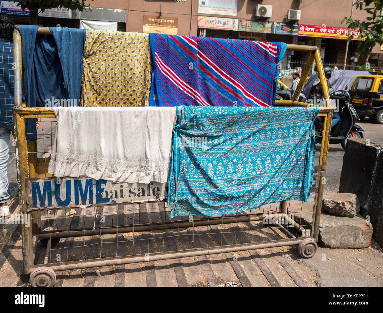 Dadar flower market mumbai hi-res stock photography and images - Alamy
