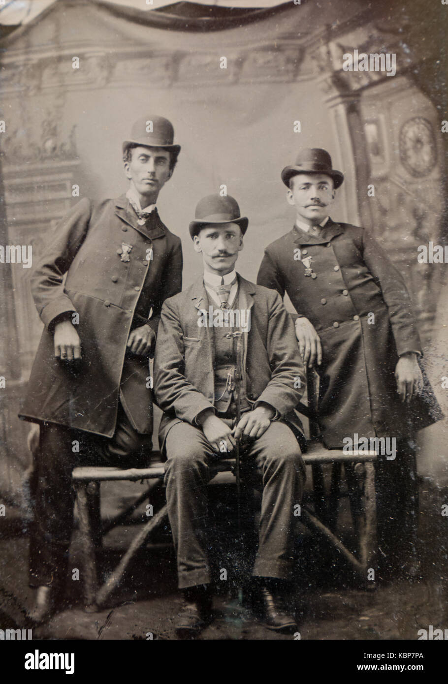 Victorian men group photo hi-res stock photography and images - Alamy