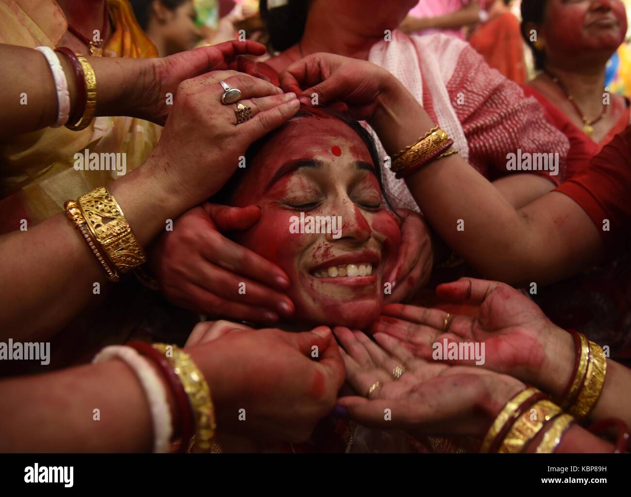 Allahabad, India. 30th Sep, 2017. Indian Bengali women apply Sindoor on ...