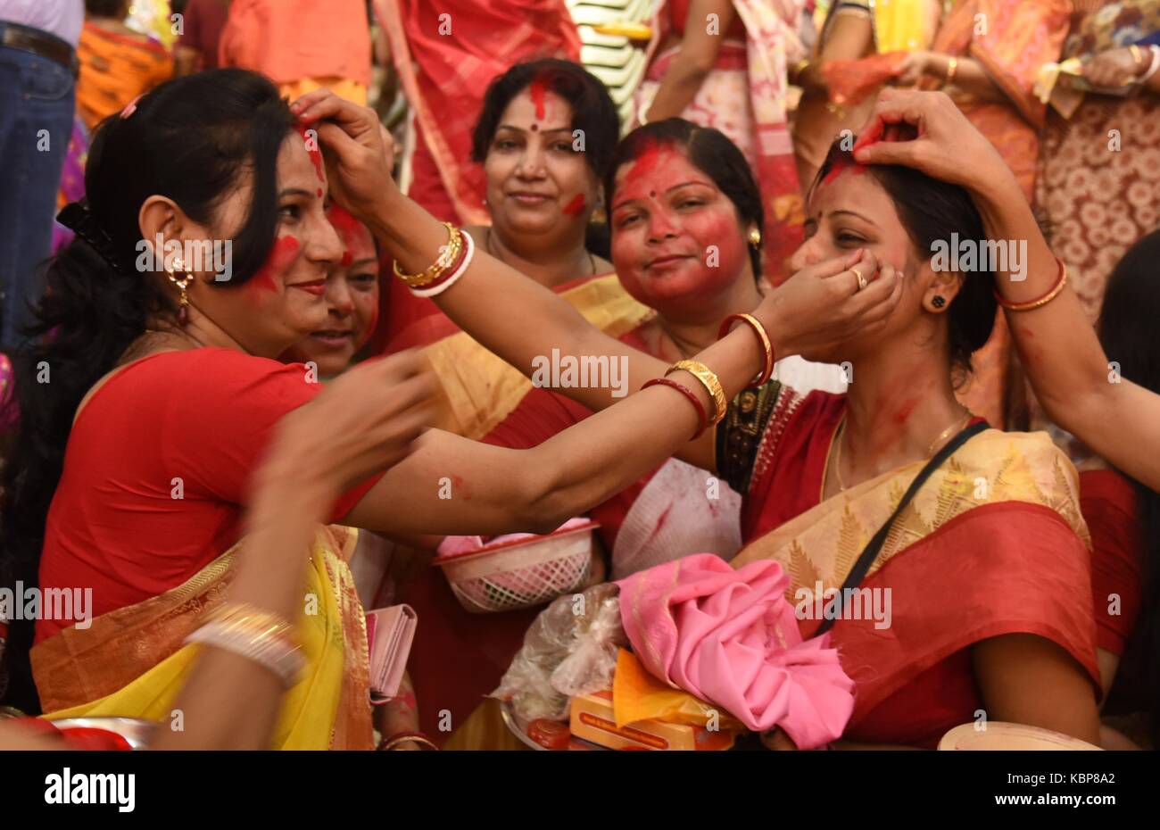 Allahabad, India. 30th Sep, 2017. Indian Bengali women apply Sindoor on ...