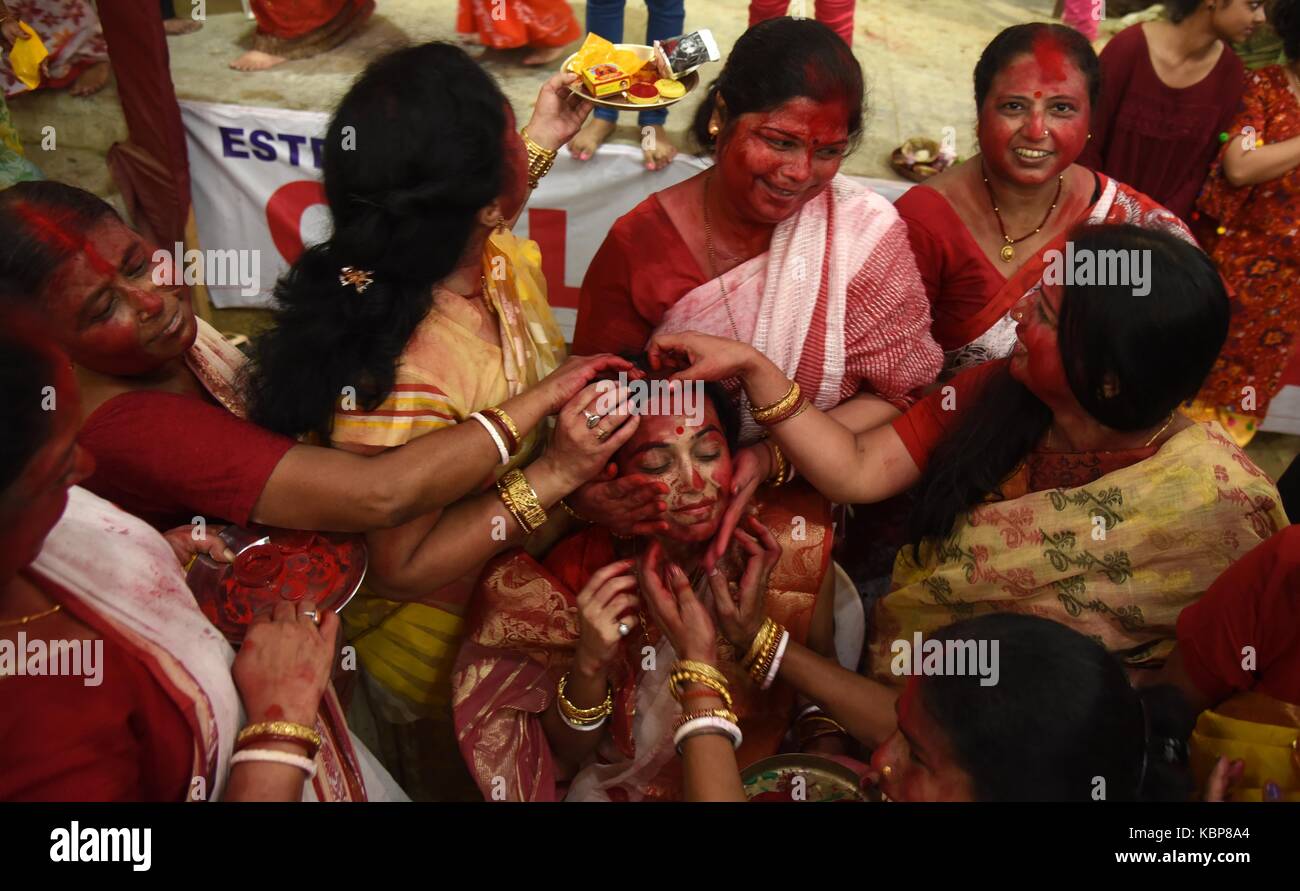 Allahabad, India. 30th Sep, 2017. Indian Bengali women apply Sindoor on ...