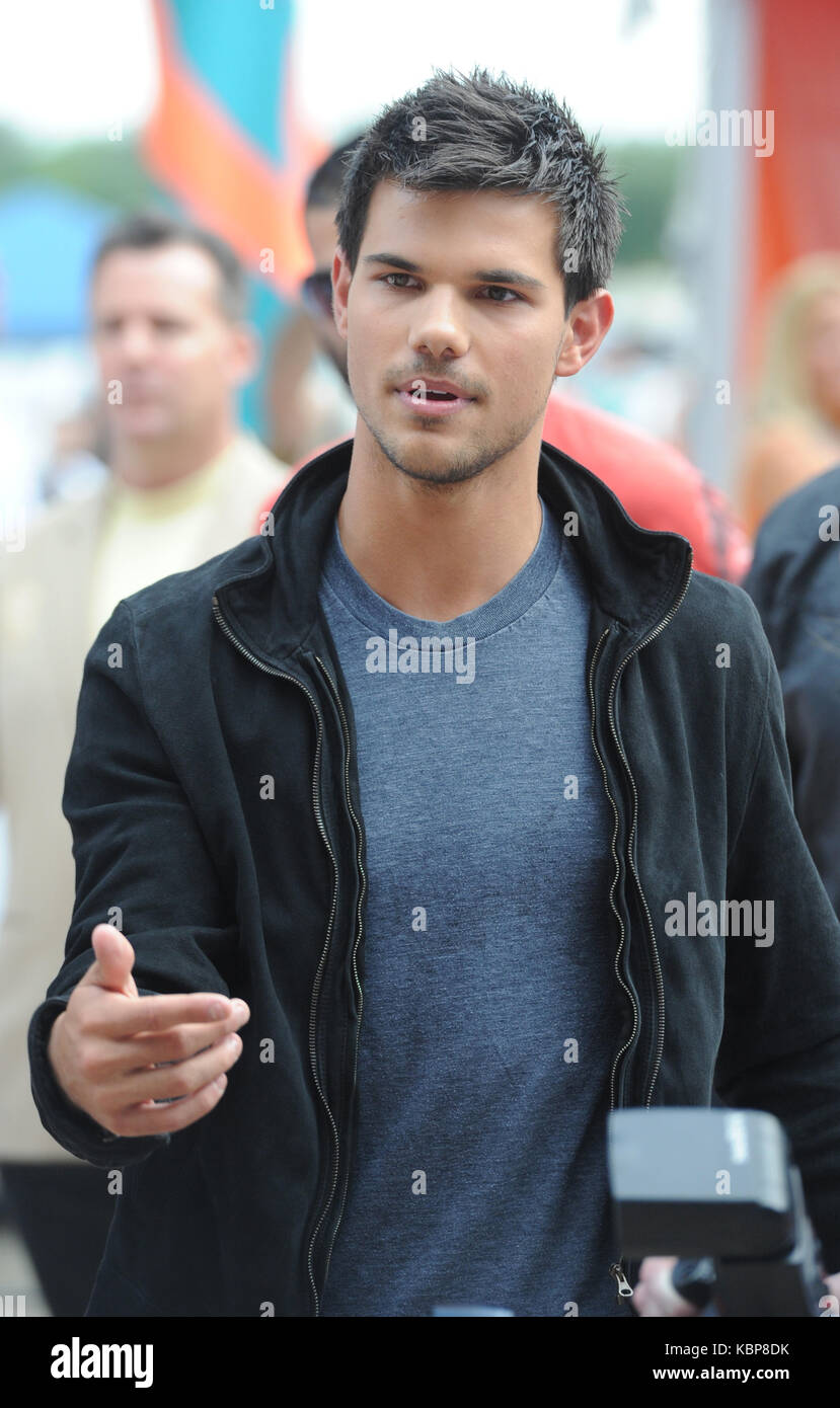 MIAMI GARDENS, FL - SEPTEMBER 12: Twilight actor Taylor Lautner is seen ...