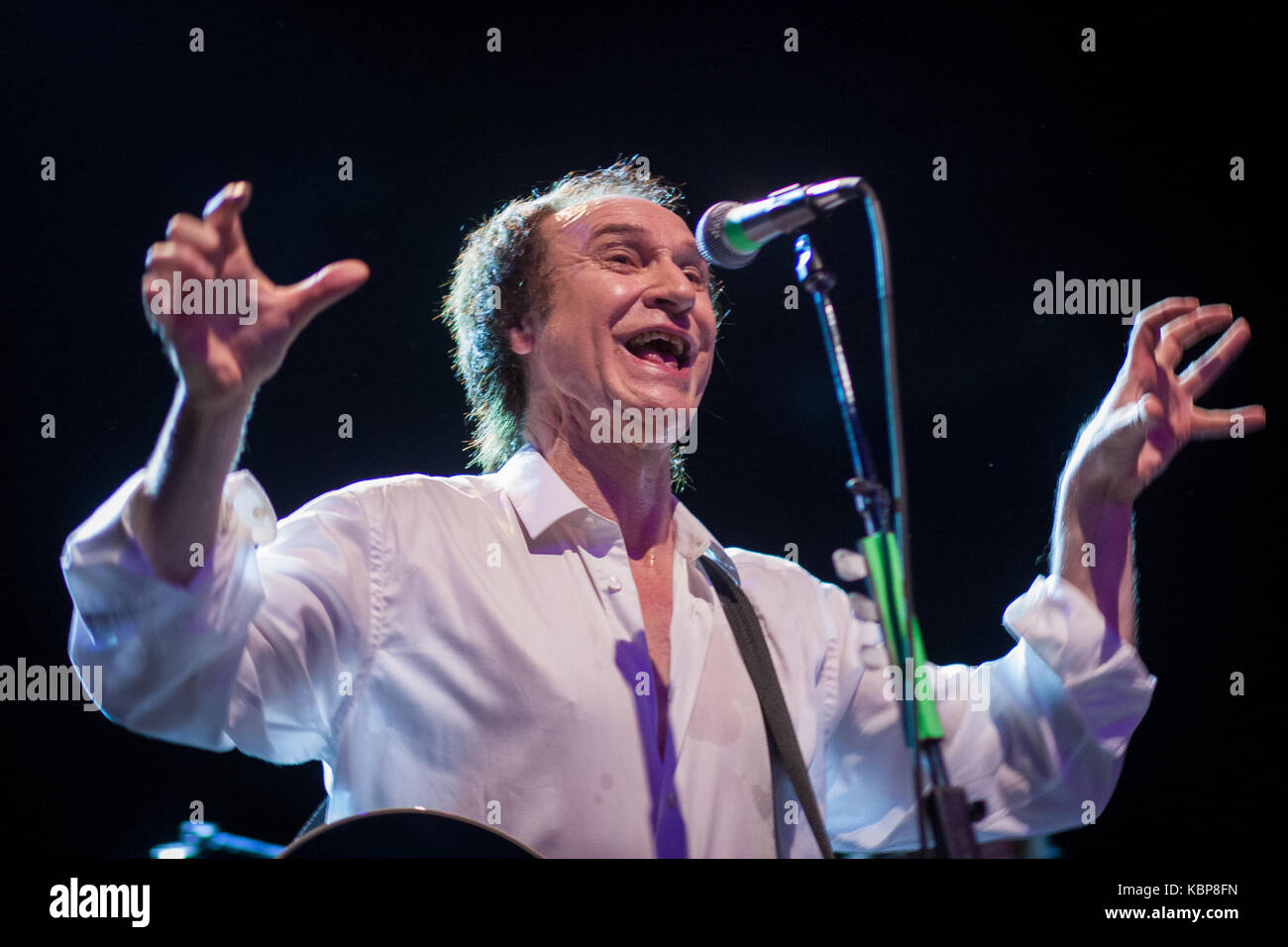 Ray davies in concert kinks hi-res stock photography and images - Alamy