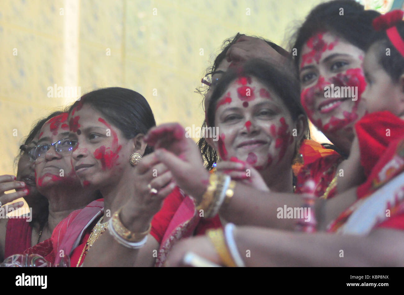Agartala, India. 30th Sep, 2017. Hindu women smear vermilion powder on ...