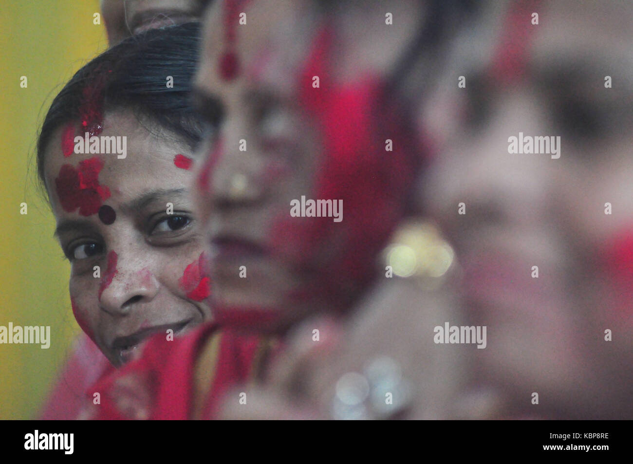 Agartala, India. 30th Sep, 2017. Hindu women smear vermilion powder on ...