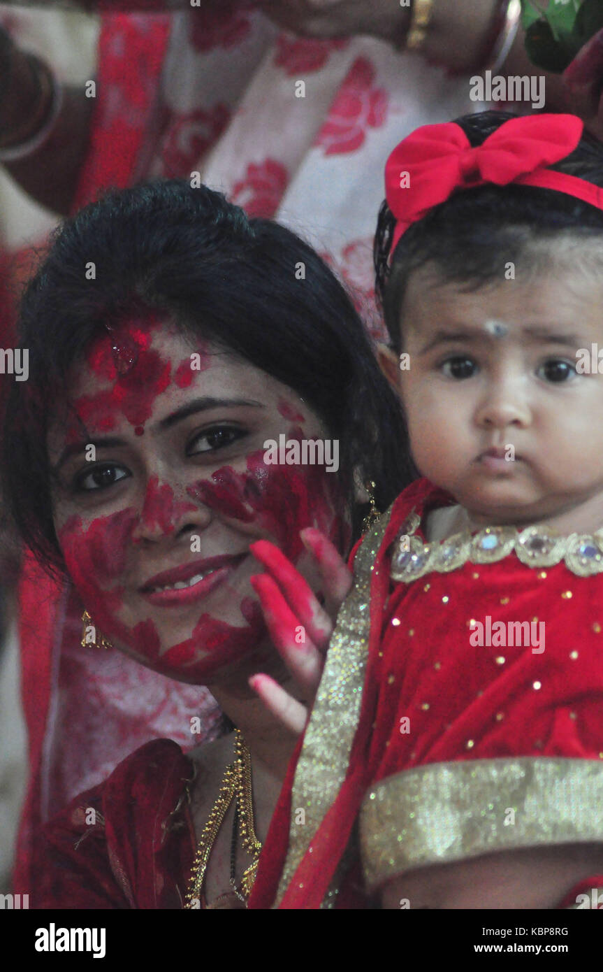 Agartala, India. 30th Sep, 2017. Hindu women smear vermilion powder on ...