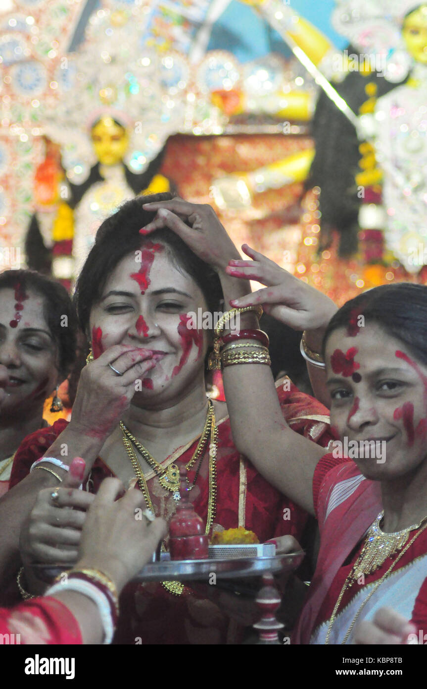 Agartala, India. 30th Sep, 2017. Hindu women smear vermilion powder on ...