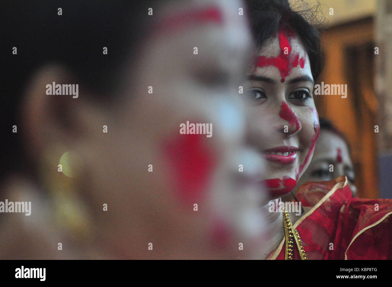 Agartala, India. 30th Sep, 2017. Hindu women smear vermilion powder on ...