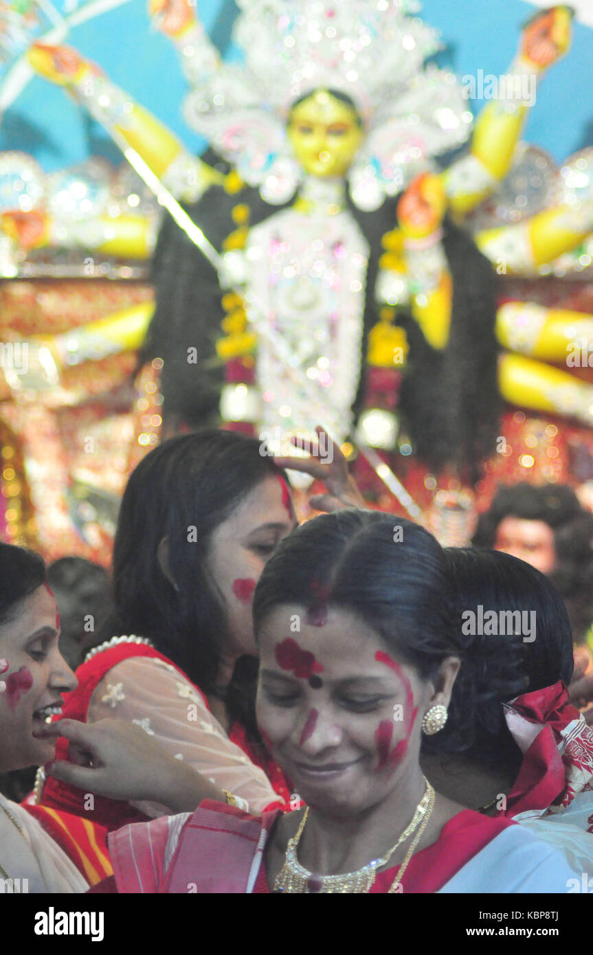 Agartala, India. 30th Sep, 2017. Hindu women smear vermilion powder on ...