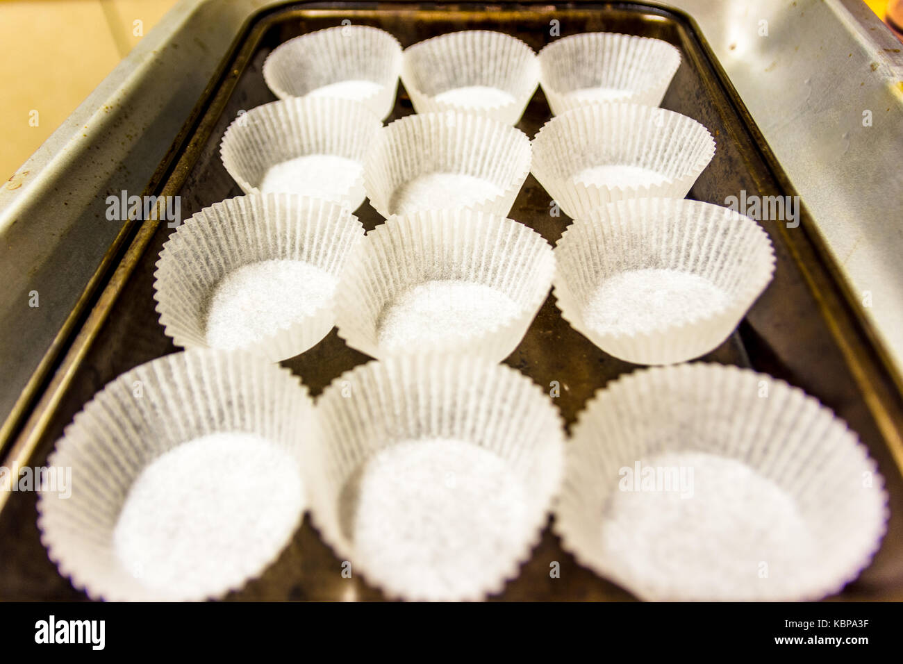 Empty paper muffin cups on baking tray Stock Photo - Alamy