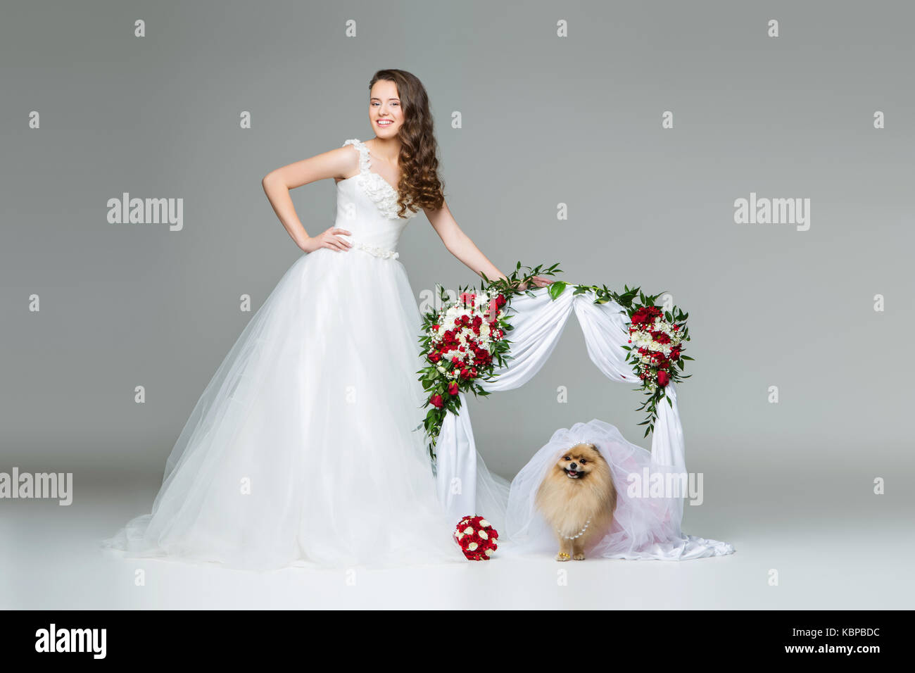Girl under arch hi-res stock photography and images - Alamy