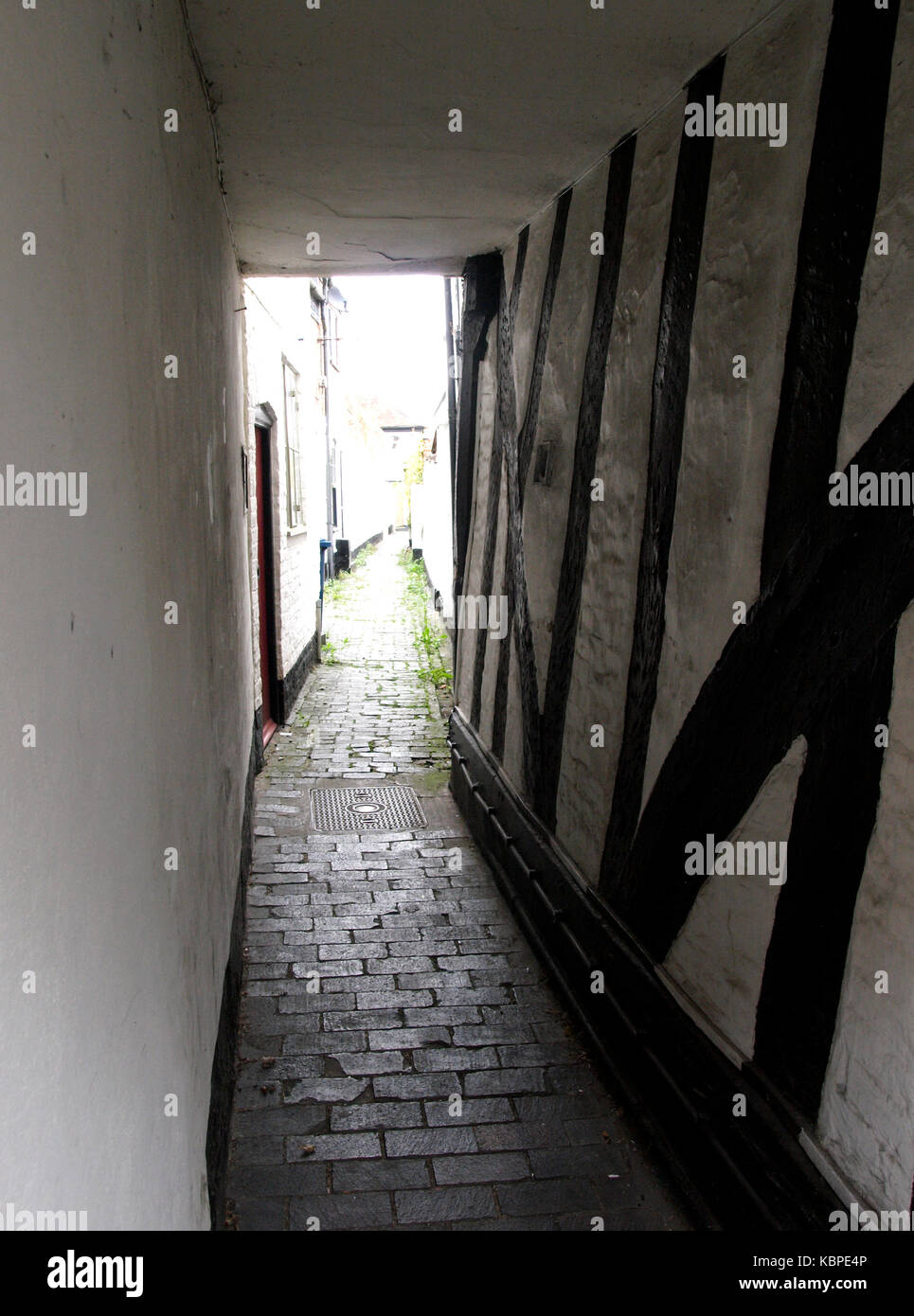 Alleyway passage hi-res stock photography and images - Alamy