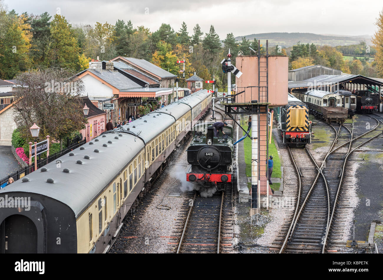 Buckfastleigh steam railway station hi-res stock photography and images ...
