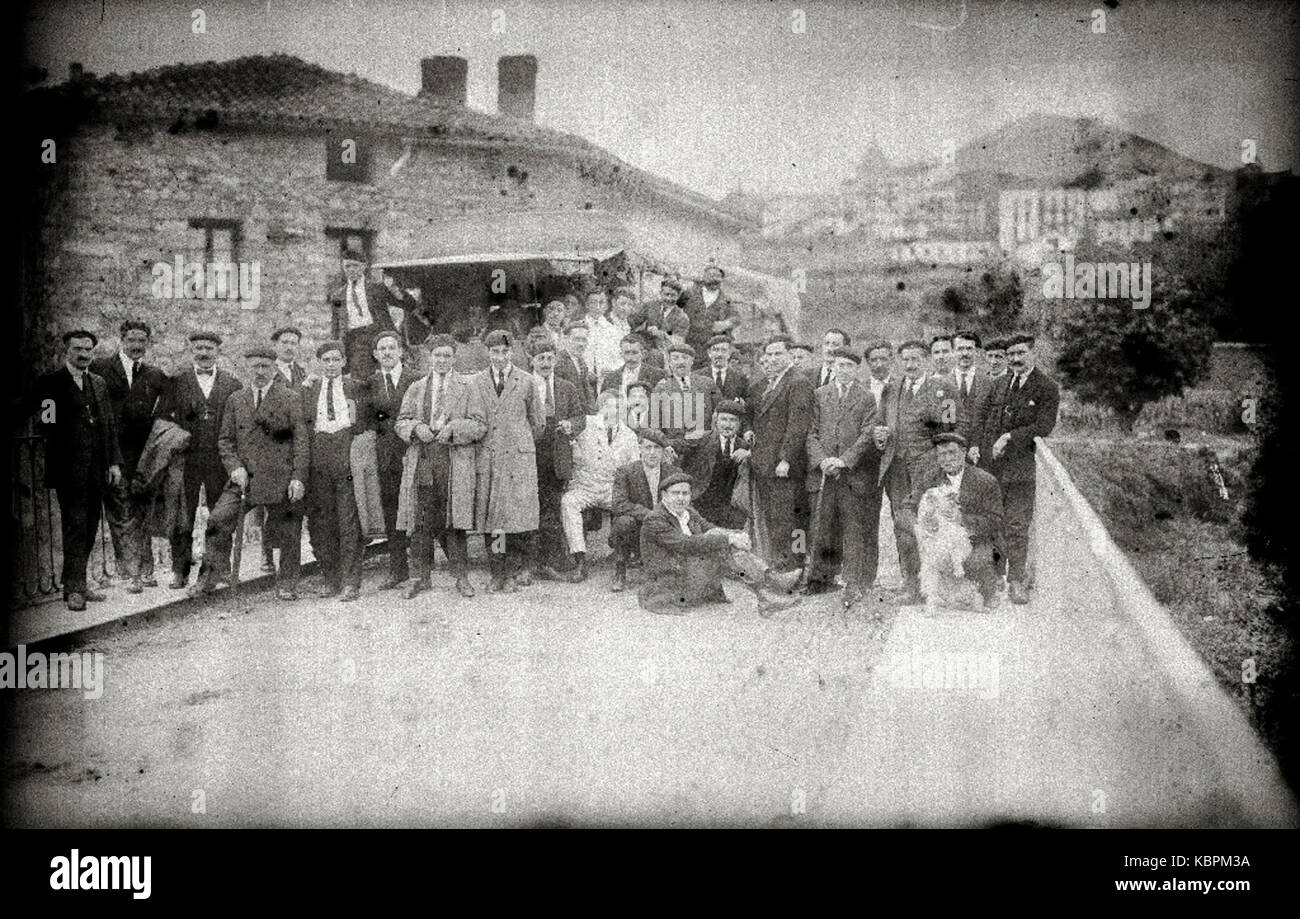 Grupo de hombres en el barrio de Carabel (1 de 6) Fondo Car Kutxa ...