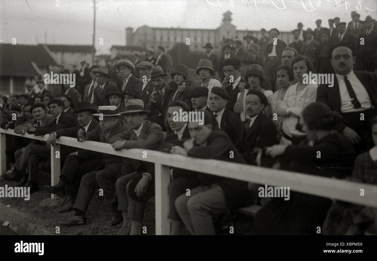 Personas en las gradas e instalaciones del campo de Berazubi en Tolosa ...