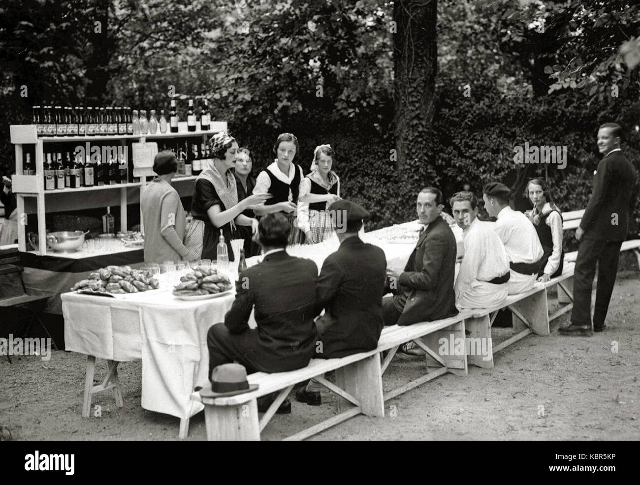 Escenas de la fiesta de la Beneficencia en la Torre Satrustegui (9 de ...