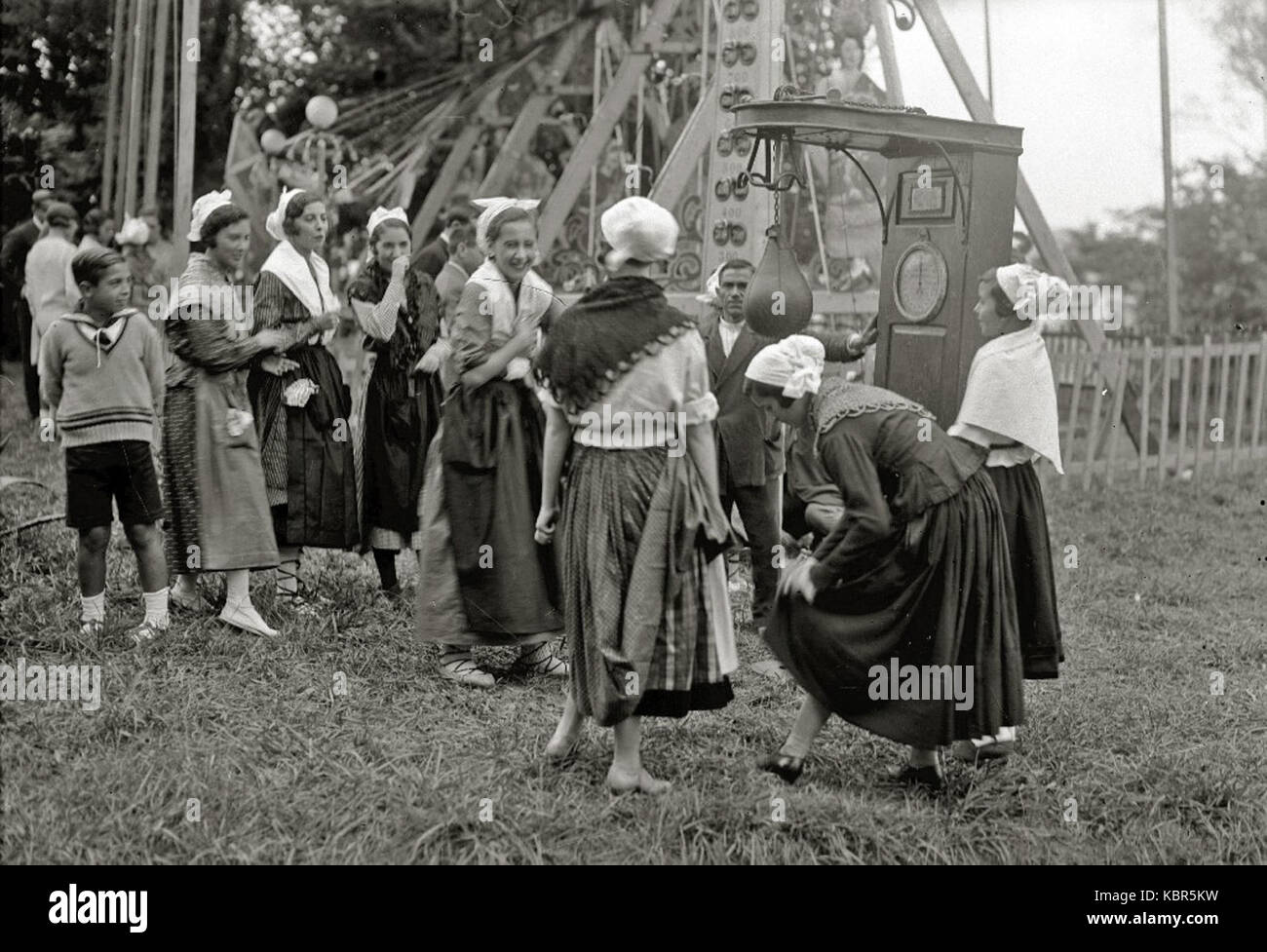 Escenas de la fiesta de la Beneficencia en la Torre Satrustegui (7 de ...