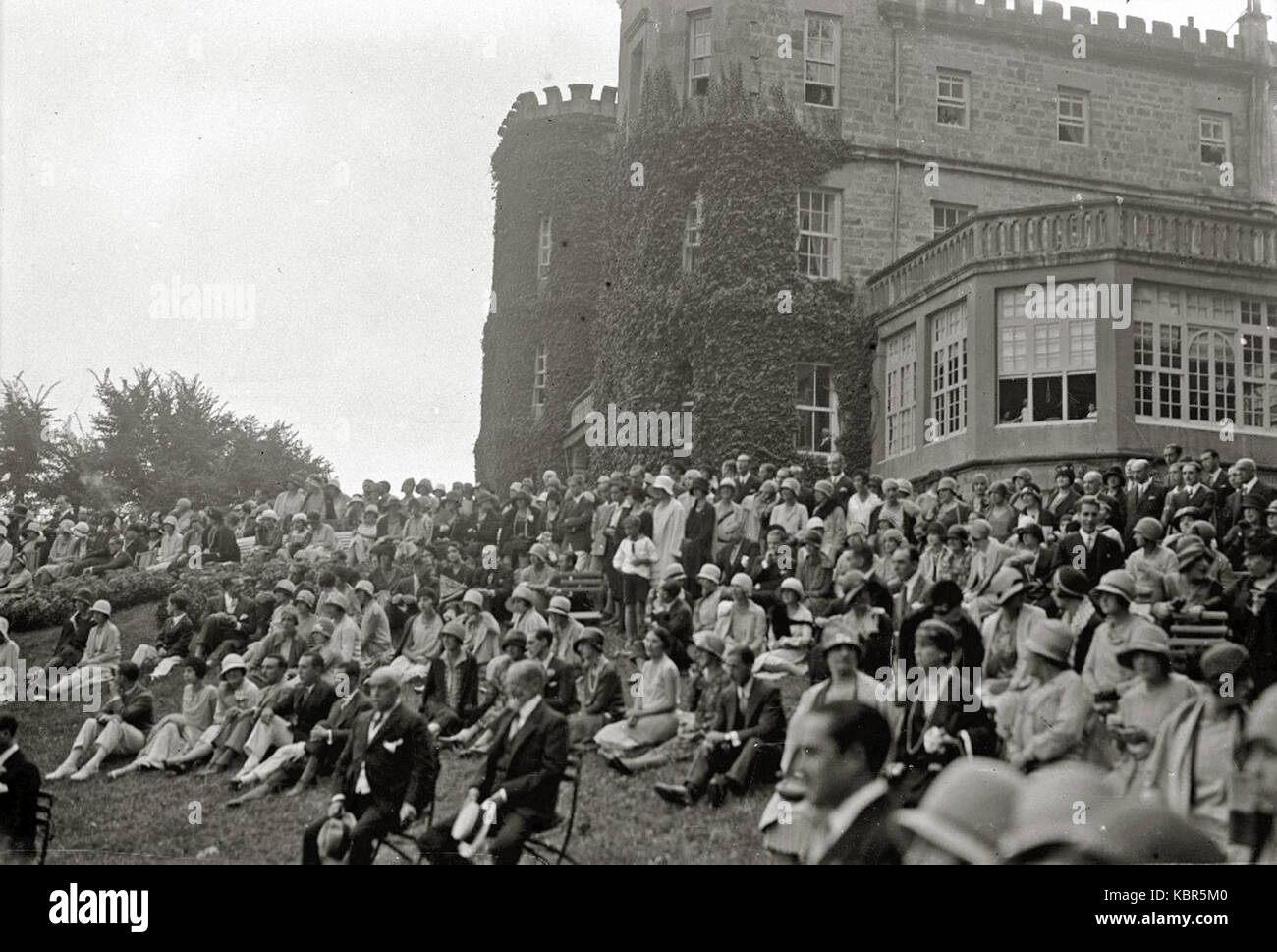 Escenas de la fiesta de la Beneficencia en la Torre Satrustegui (4 de ...