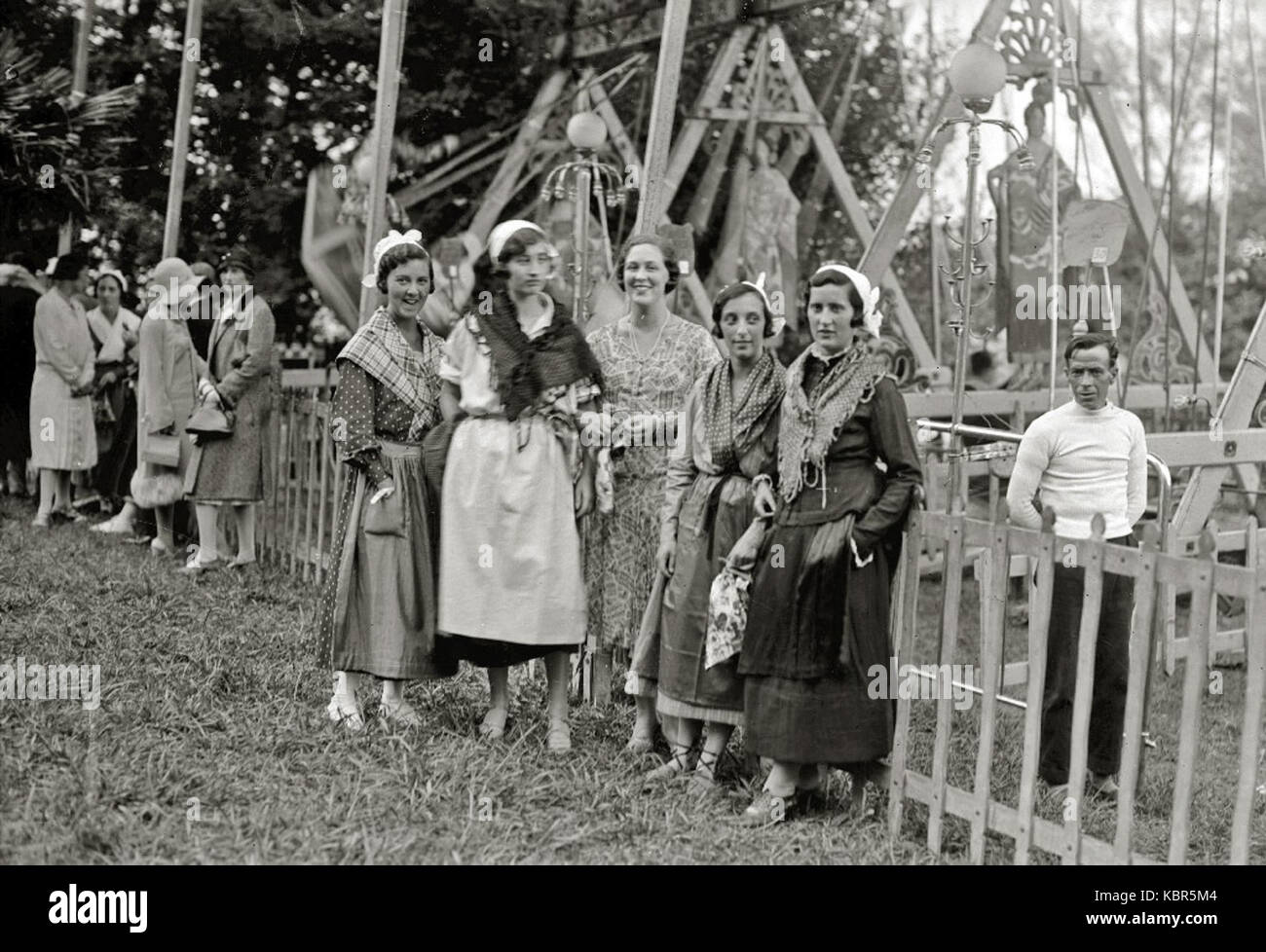 Escenas de la fiesta de la Beneficencia en la Torre Satrustegui (1 de ...