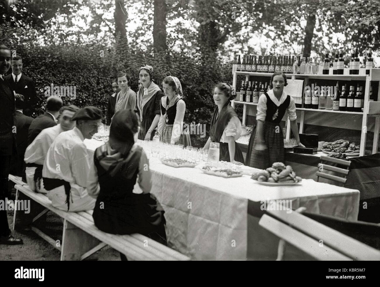 Escenas de la fiesta de la Beneficencia en la Torre Satrustegui (12 de ...