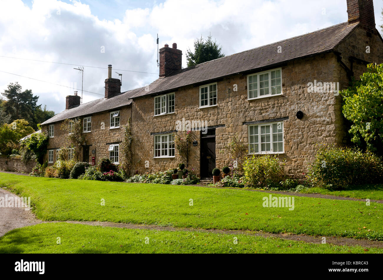 Cottages in Bradden village, Northamptonshire, England, UK Stock Photo ...