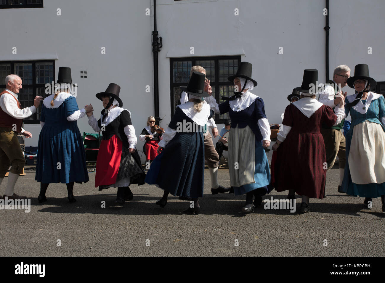 Women morris dancing hi-res stock photography and images - Alamy