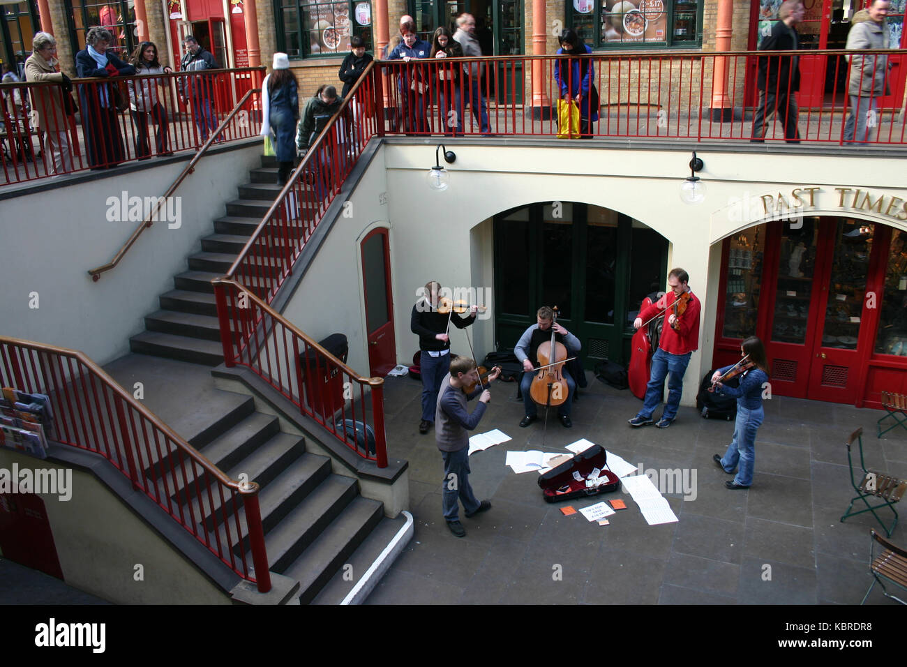 Classical buskers hi-res stock photography and images - Alamy