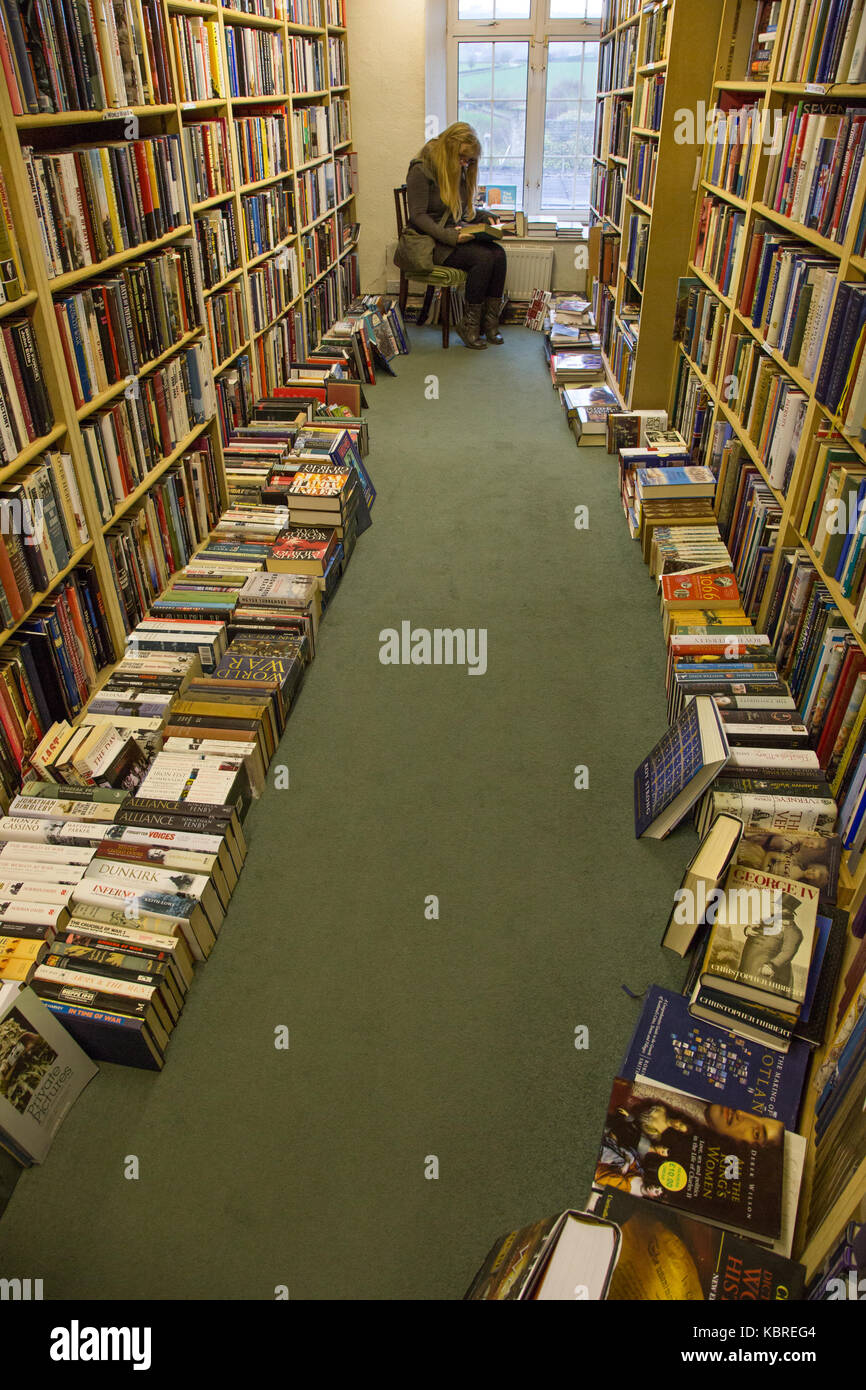 Bookshop woman hi-res stock photography and images - Alamy