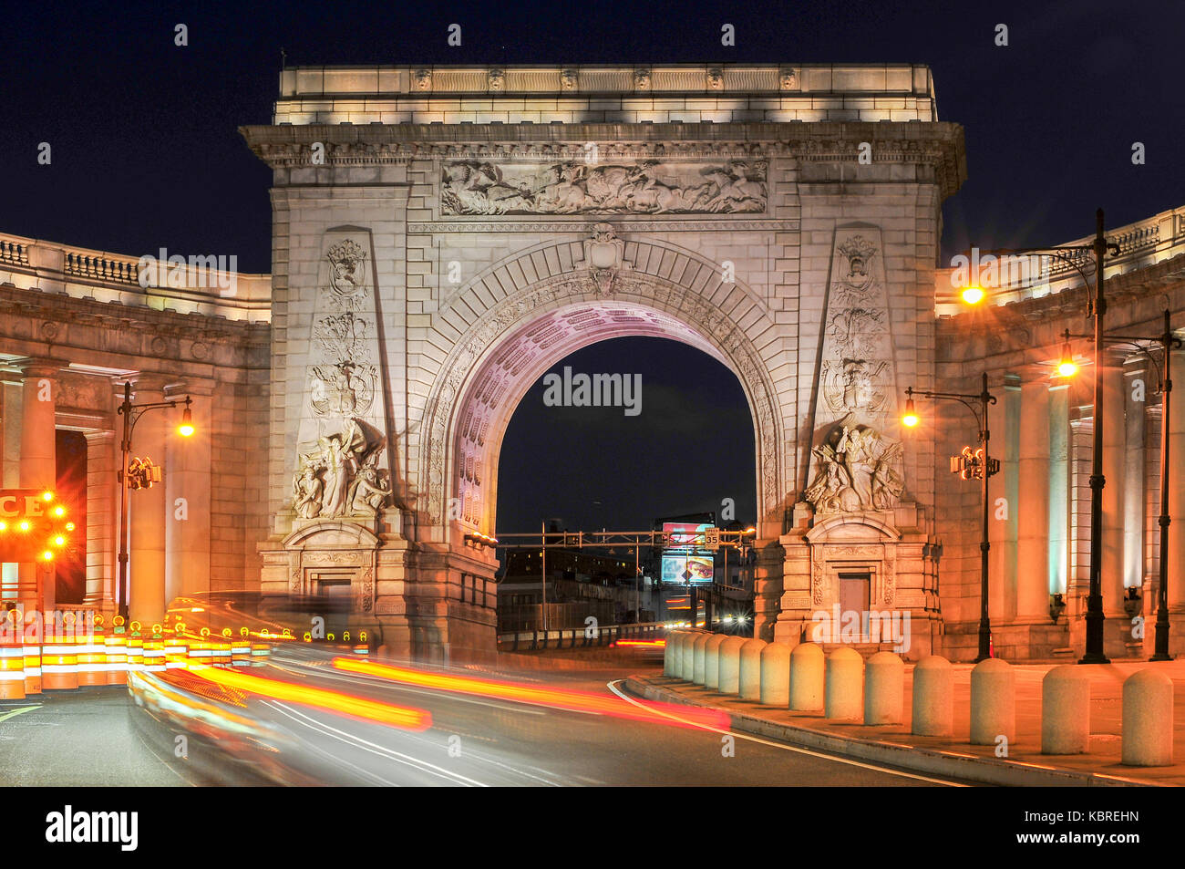 Traffic flowing through the Manhattan Bridge Arch and Colonnade ...