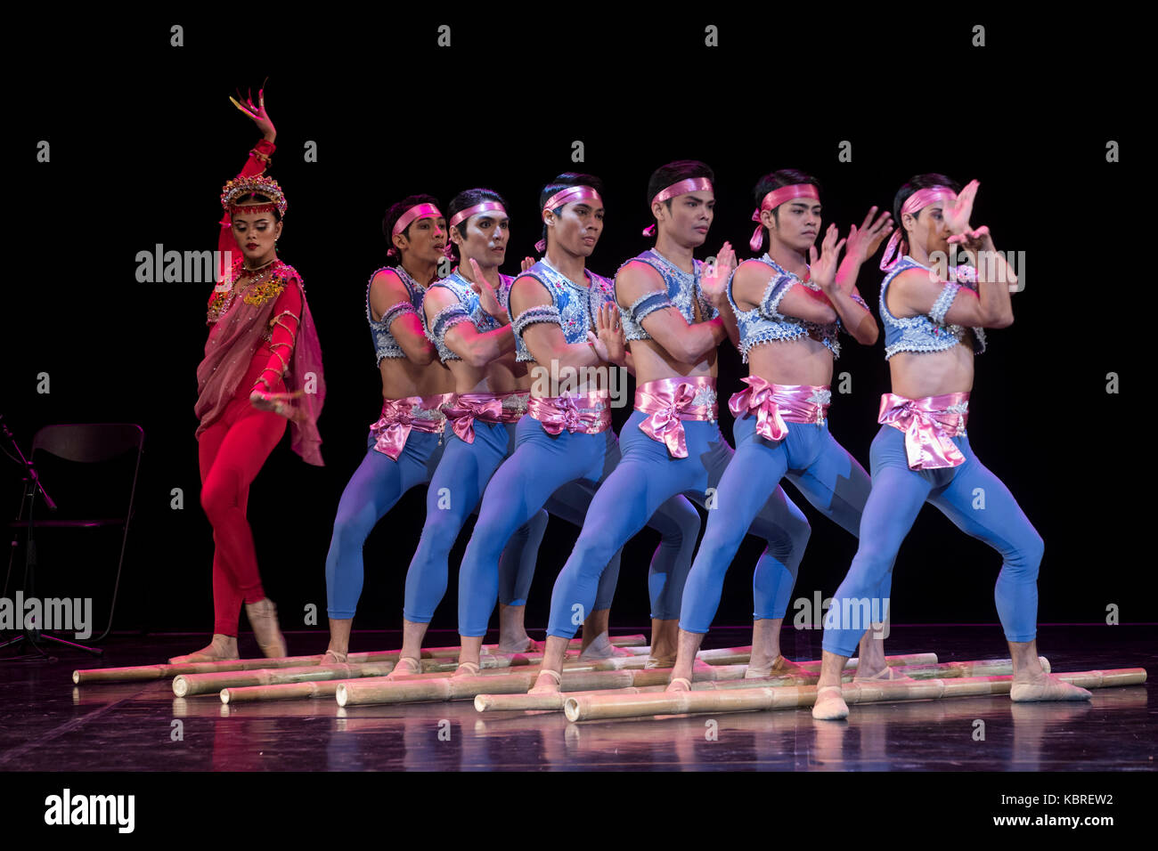 Traditional filipino folk dance hi-res stock photography and images - Alamy