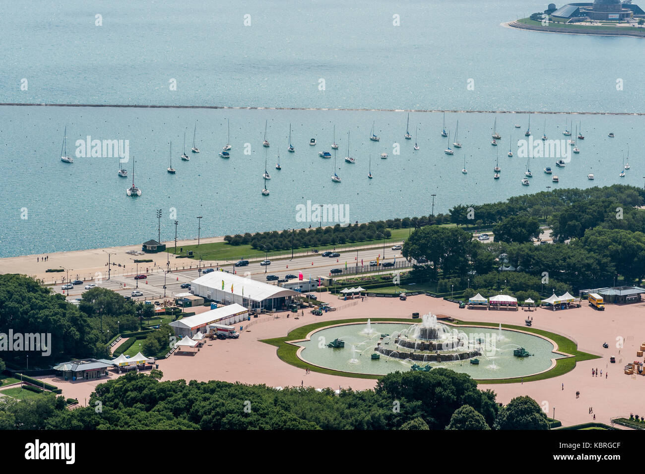 Aerial view of Buckingham Fountain and Lake Michigan Stock Photo - Alamy
