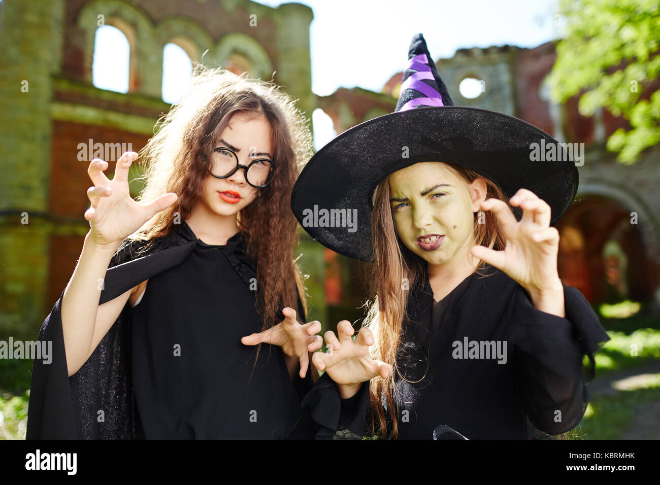 Creepy girls hi-res stock photography and images - Alamy
