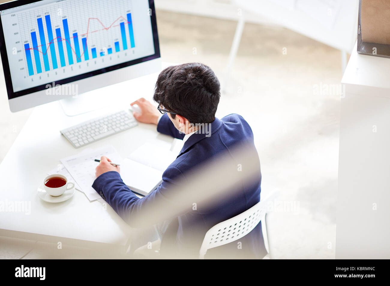 Analyst man hi-res stock photography and images - Alamy