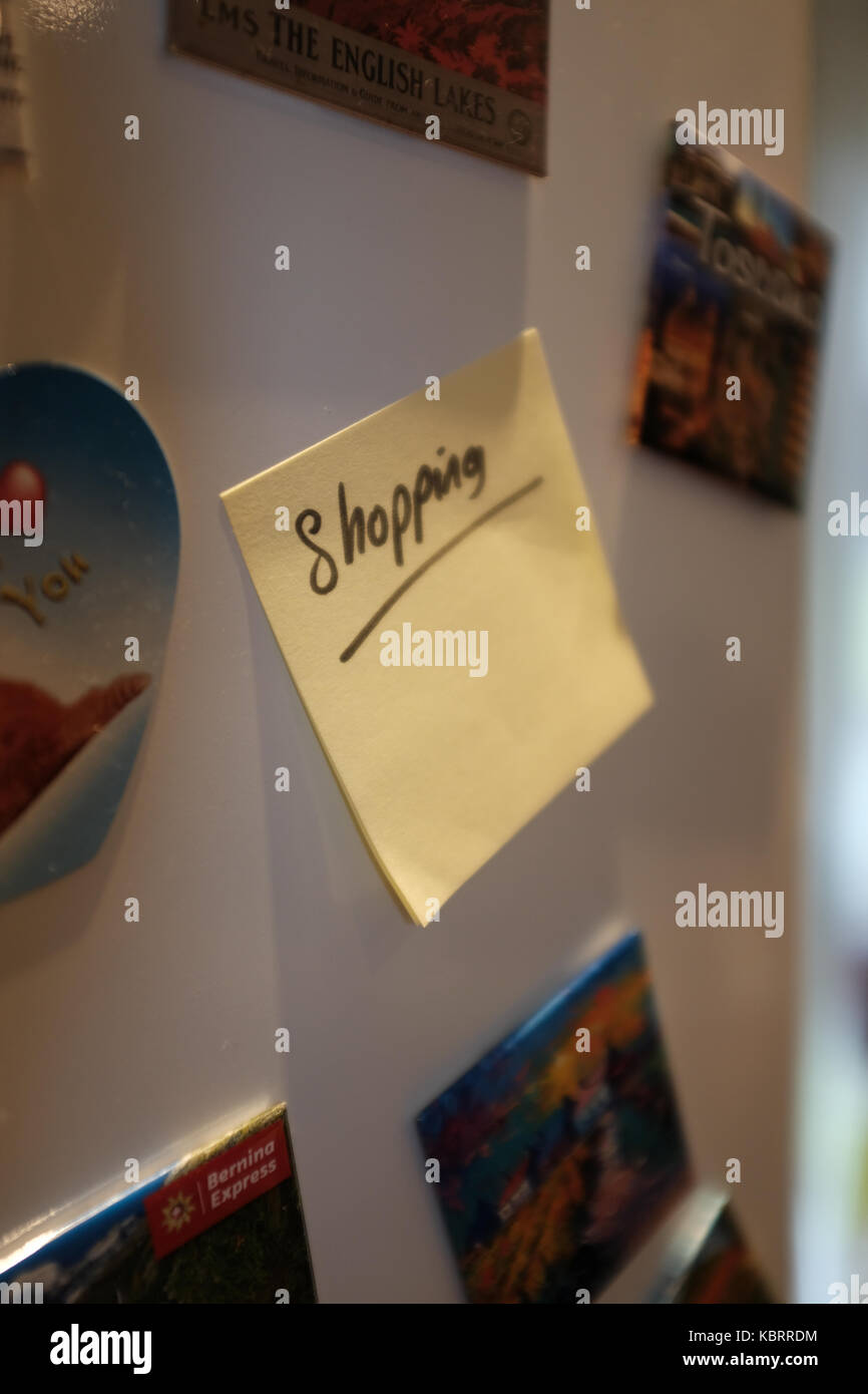 Post it note/reminder on a fridge door Stock Photo - Alamy