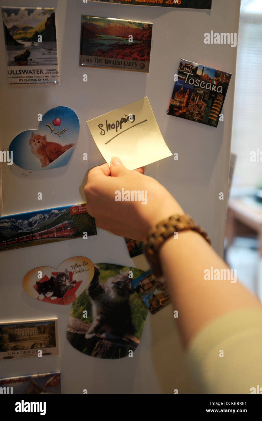 Post it note/reminder on a fridge door Stock Photo - Alamy