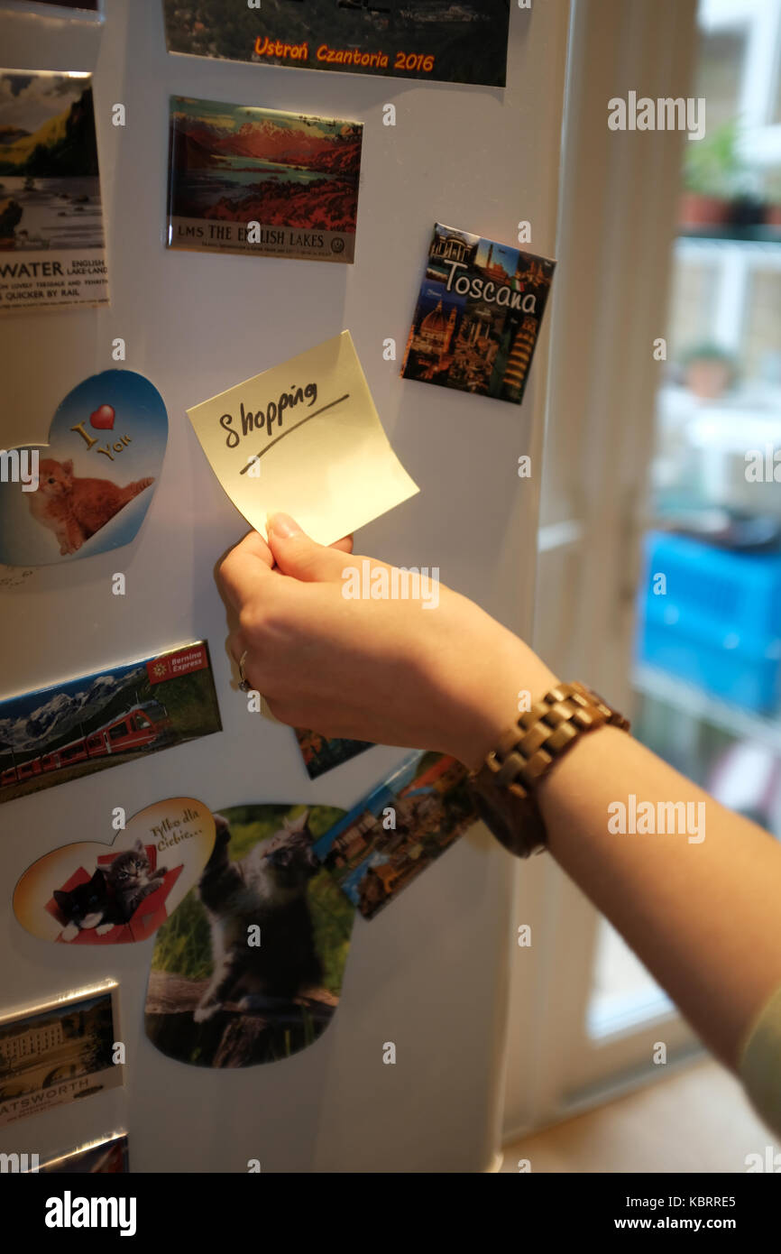 Post it note/reminder on a fridge door Stock Photo - Alamy