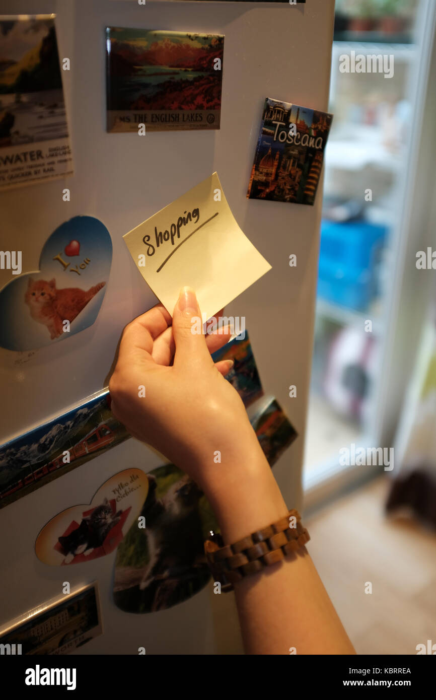 Post it note/reminder on a fridge door Stock Photo - Alamy
