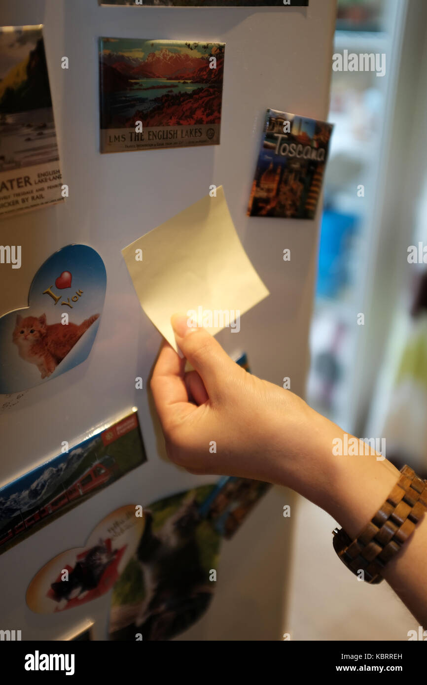 Post it note/reminder on a fridge door Stock Photo - Alamy