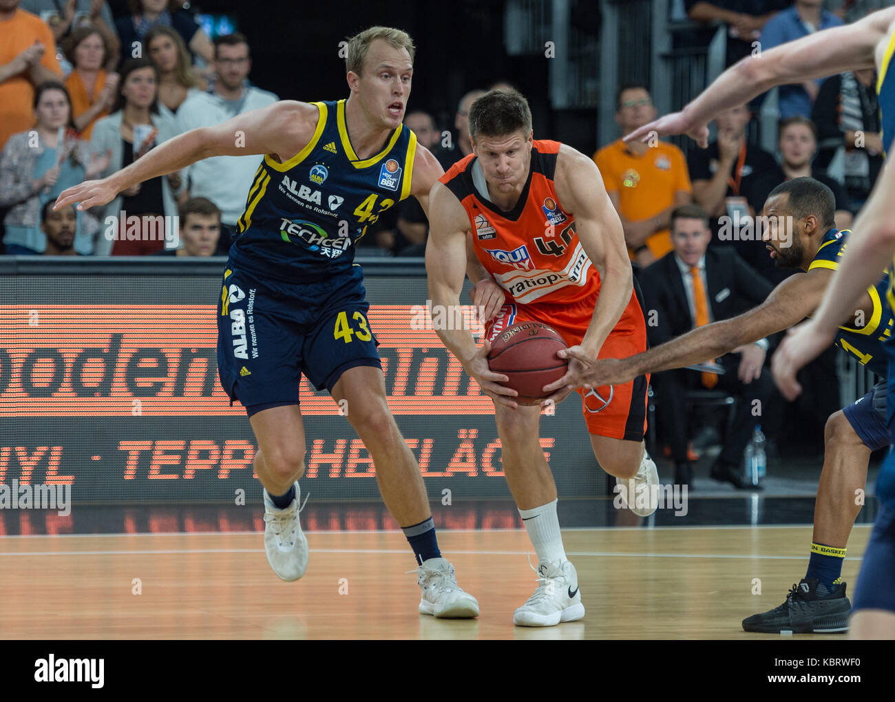 Ulm's Luke Harangody (r) in action against Berlin's Luke Sikma during ...