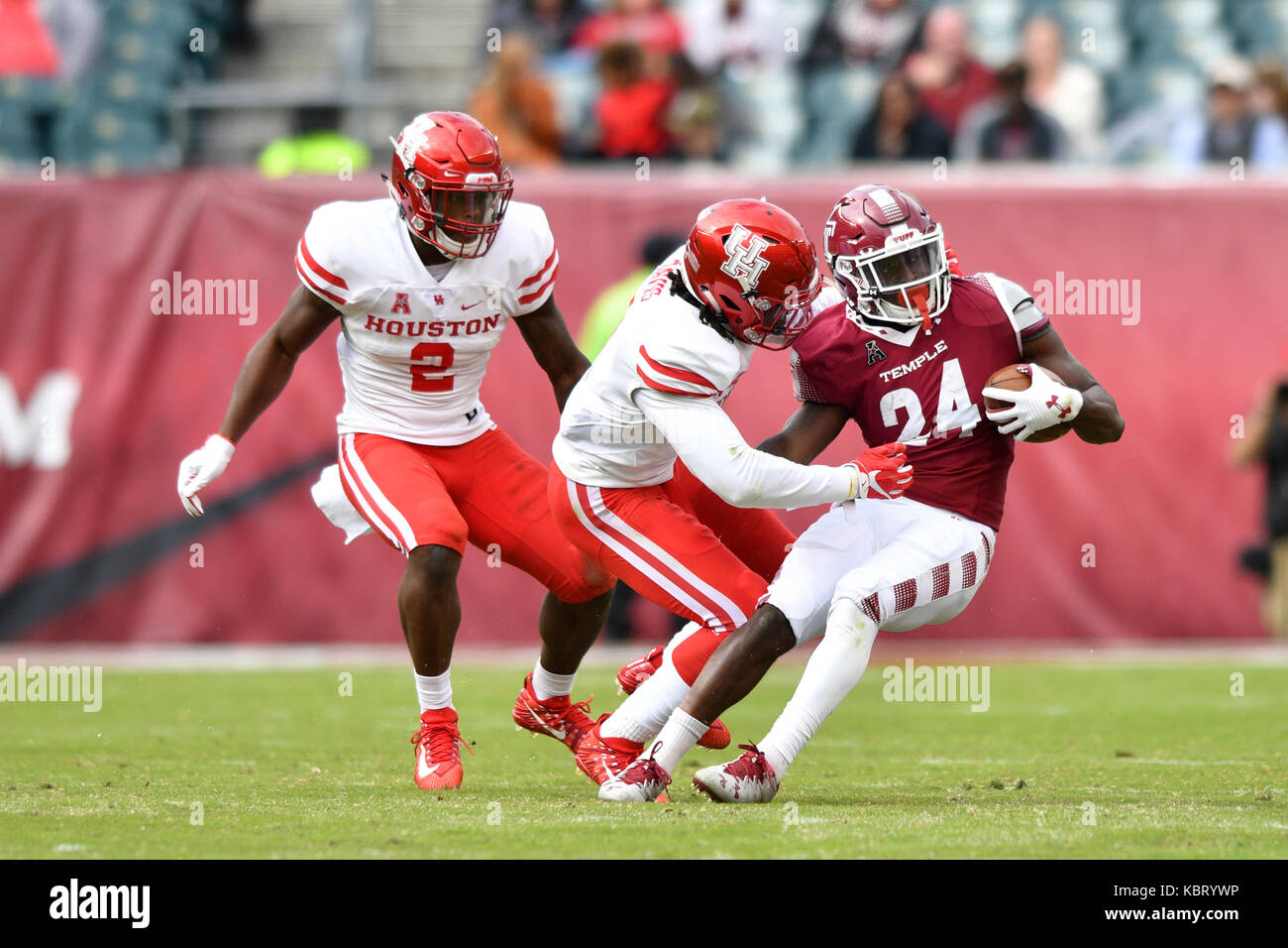 Philadelphia, Pennsylvania, USA. 30th Sep, 2017. Temple Owls running ...