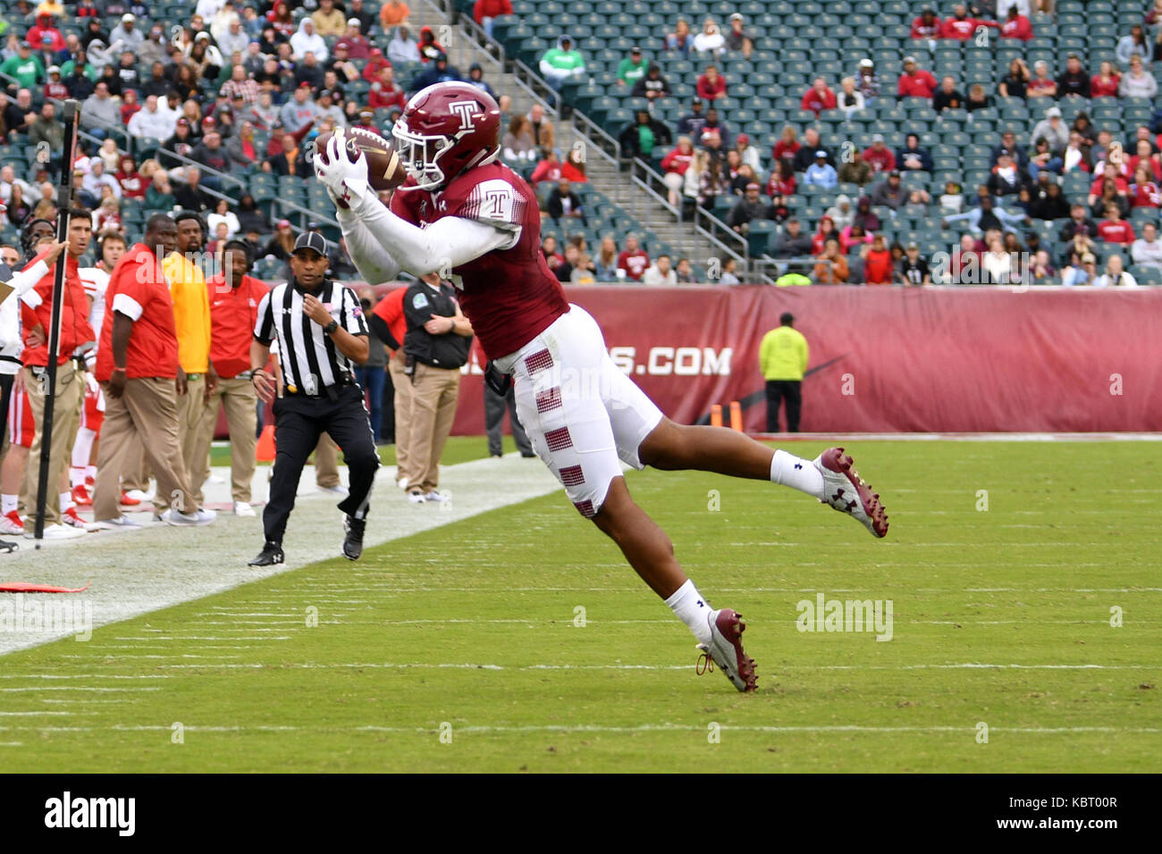 Philadelphia, Pennsylvania, USA. 30th Sep, 2017. Temple Owls defensive ...