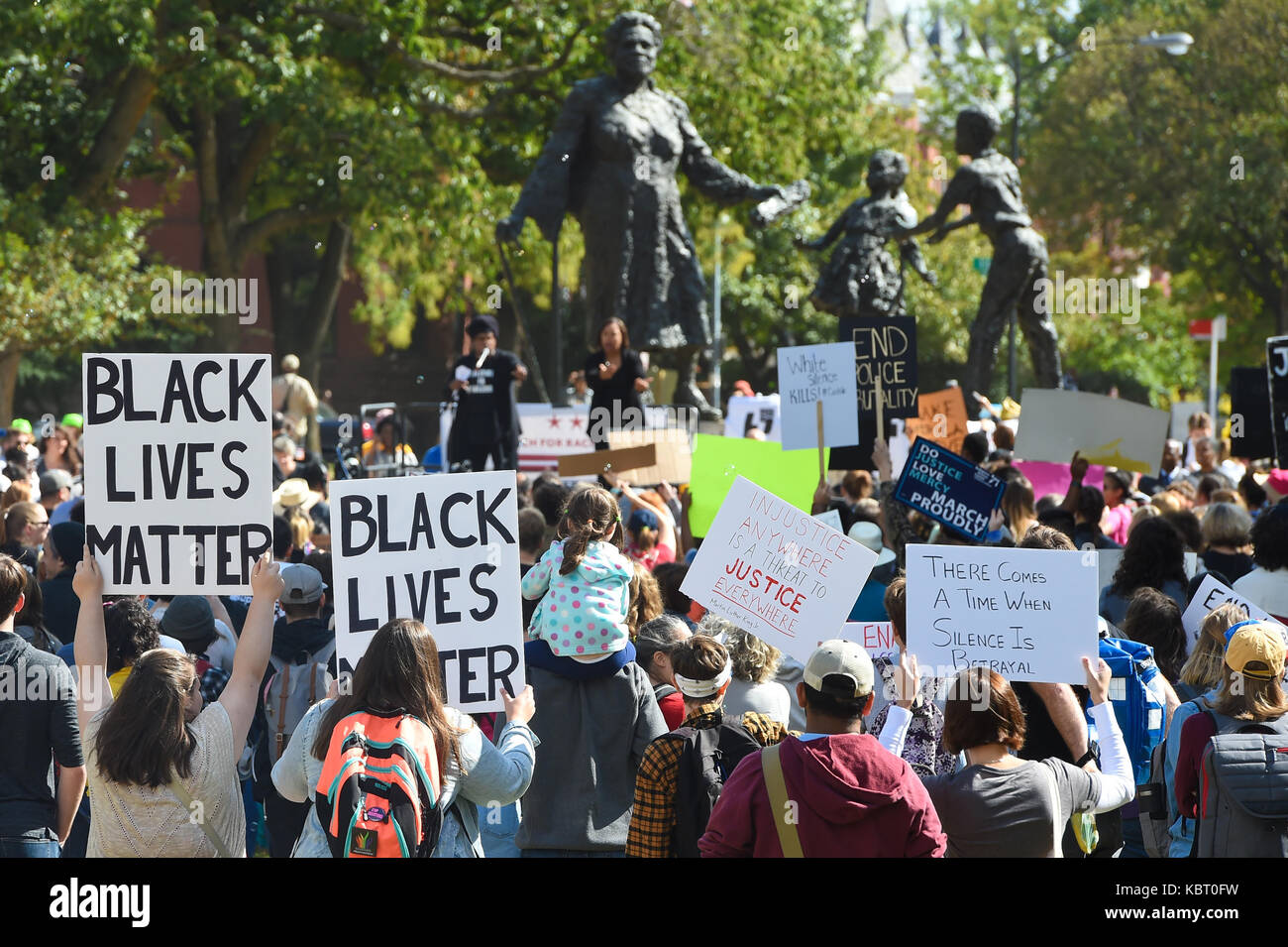 Washington, DC, USA. 30th Sep, 2017. Marchers carry their signs into ...