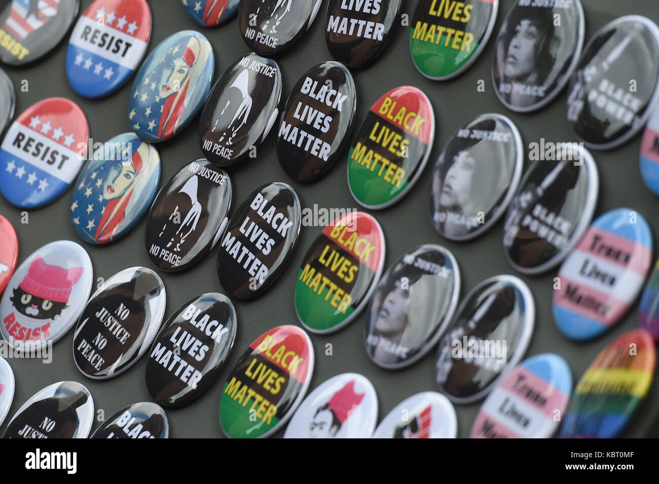 Washington, DC, USA. 30th Sep, 2017. A street vendor sells buttons ...