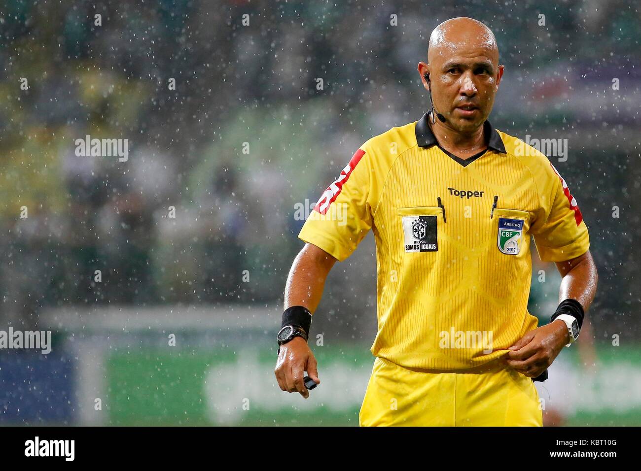 SÃO PAULO, SP - 30.09.2017: PALMEIRAS X SANTOS - Referee during the ...